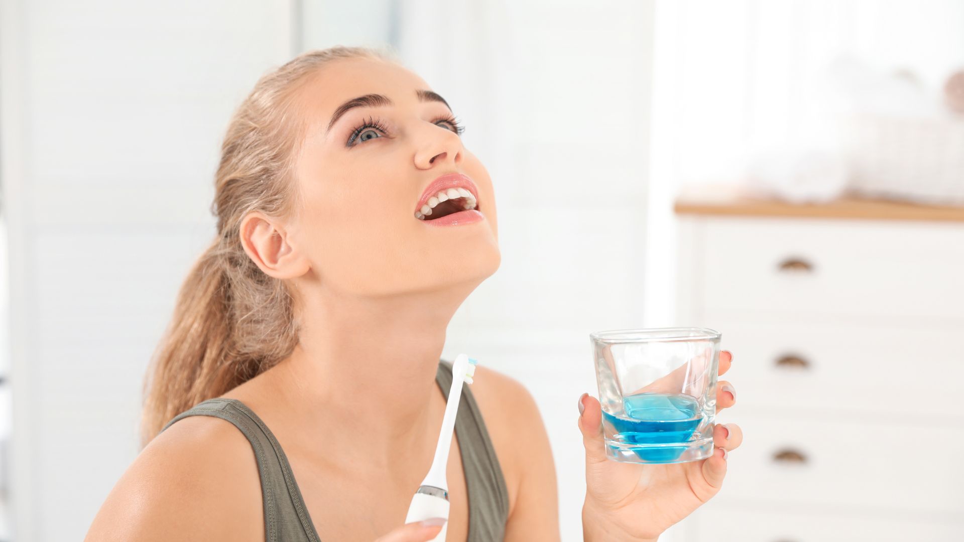 Tipos de enjuague bucal | ClÃ­nica Dental Dr. SÃ¡nchez SolÃ­s
